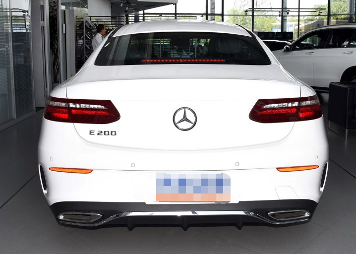 奔驰e后大灯翘起,奥迪大灯,奔驰e_大山谷图库