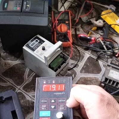 【询价】1.5kw单相220V供电誉强YQ3000F7变频器，功能正适用