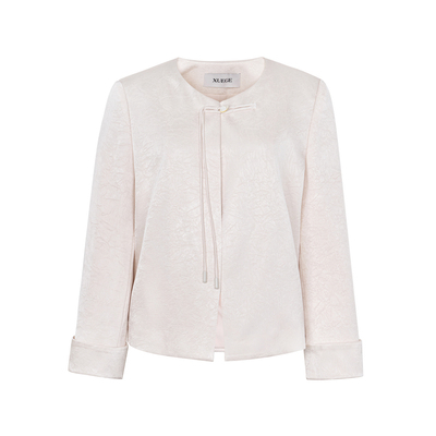 XG雪歌2026春国风盘扣雅致通勤气质暗纹缎感短外套女XL107024A291