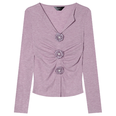 白鹿语温柔立体花朵V领长袖T恤