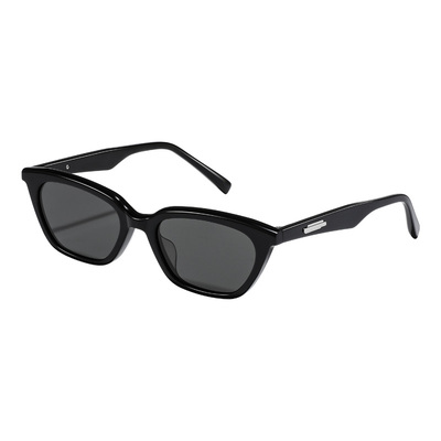 张凌赫走秀，王嘉尔同款墨镜