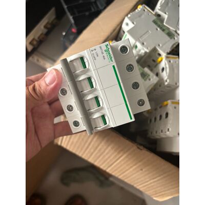 议价施耐德iINT125隔离开关断路器，4P32A/40A，实物
