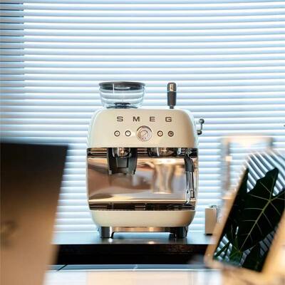 SMEG斯麦格EGF03咖啡机意式浓缩咖啡豆研磨一体半自动奶泡咖啡机