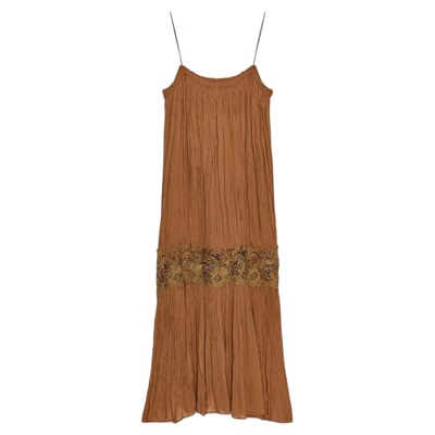 长吊带分层饰皱纹刺绣连衣裙