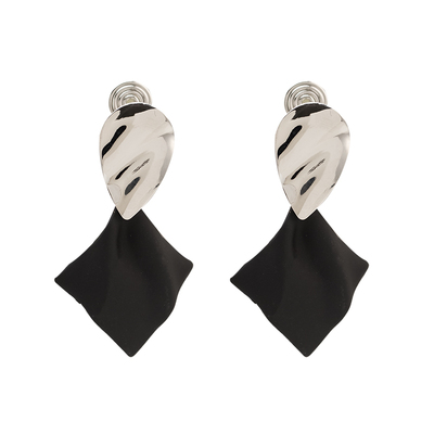 黑色菱形几何冷淡风蚊香盘耳夹