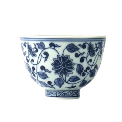 手绘青花缠枝莲品茗杯