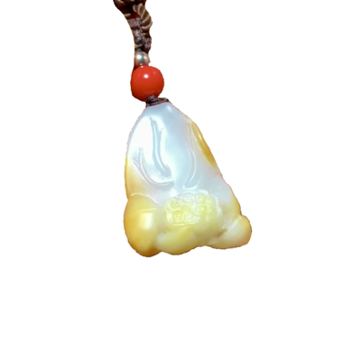 和田玉白玉籽料连年有余吊坠