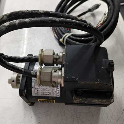 松下500W驱动器MCDDT3520R15，正面上盖卡扣有一