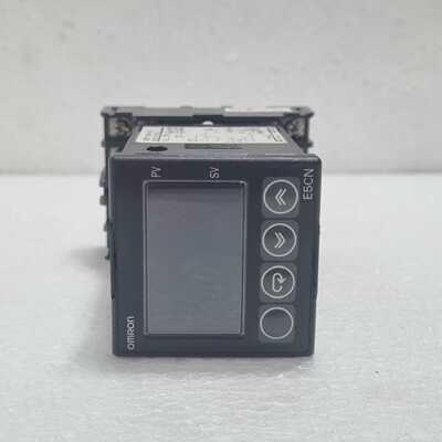 Omron E5CN-R1TDU Temperatur Steuerung mit Buchse Omron P2CF-