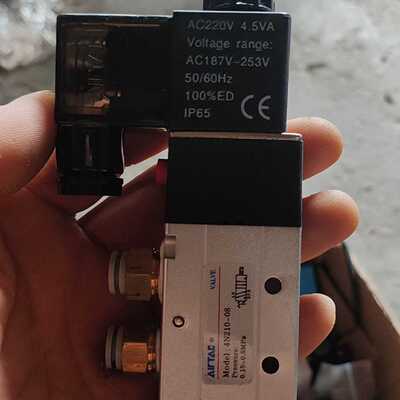 下单前咨询亚德客气动电磁阀4N210-08，AC220V电压，IP65