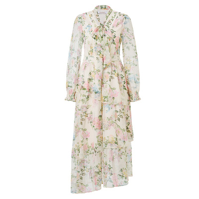 蕾丝装饰领边、不对称下摆设计