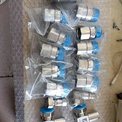 下单前咨询DINF-1-5/8射频接头，里面是银的，有懂的老板来。