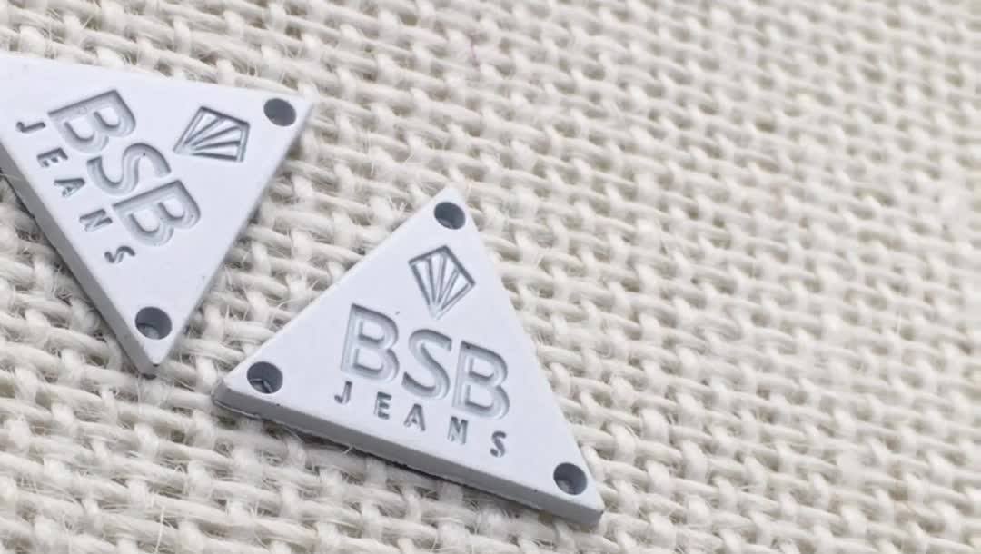 Fashion Personalized Golden Enamel Embossed Brand Sewing Garment Hang ...