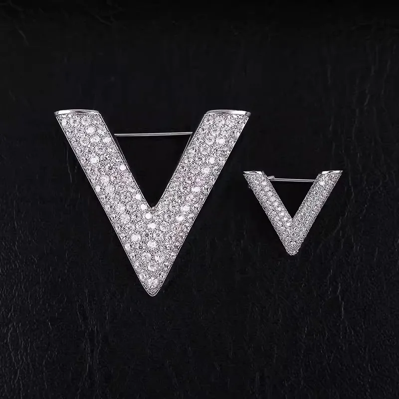 日韩V字胸针女精致字母胸花个性设计感别针防走光扣固定衣服配饰