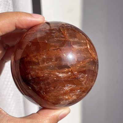 牛血红色天然红胶花带彩水晶球摆件直径：6.95cm,重460g,36号