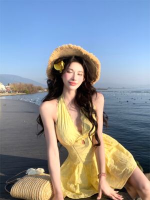 法式气质纯欲V领挂脖吊带连衣裙女春夏新款海边度假风收腰a字短裙