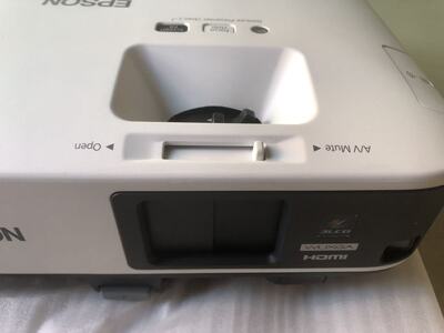 二手投影机，投影仪Epson/爱普生 CB-2255U，2265U高清高亮度，5000流明，1080p家用商务办公培训。白天直投