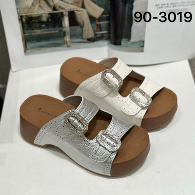 诗路花语V6M2026夏松糕厚底露趾一字拖水钻皮带扣外穿凉拖90-3019