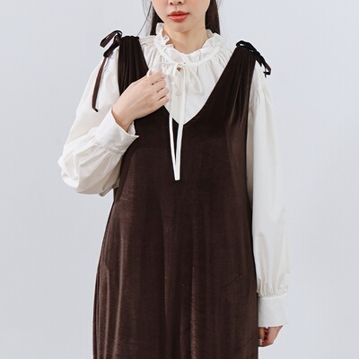 微光泽绒面V领肩绑带连衣裙