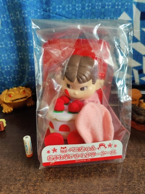 日版不二家牛奶妹peko粉衣服抱蛋糕款手办模型公仔摆件景品玩具