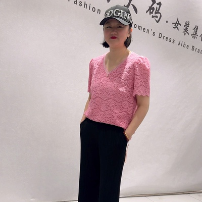 5707芮娜依莲初夏新品v领显瘦起肩女人味蕾丝气质衫加大码女装