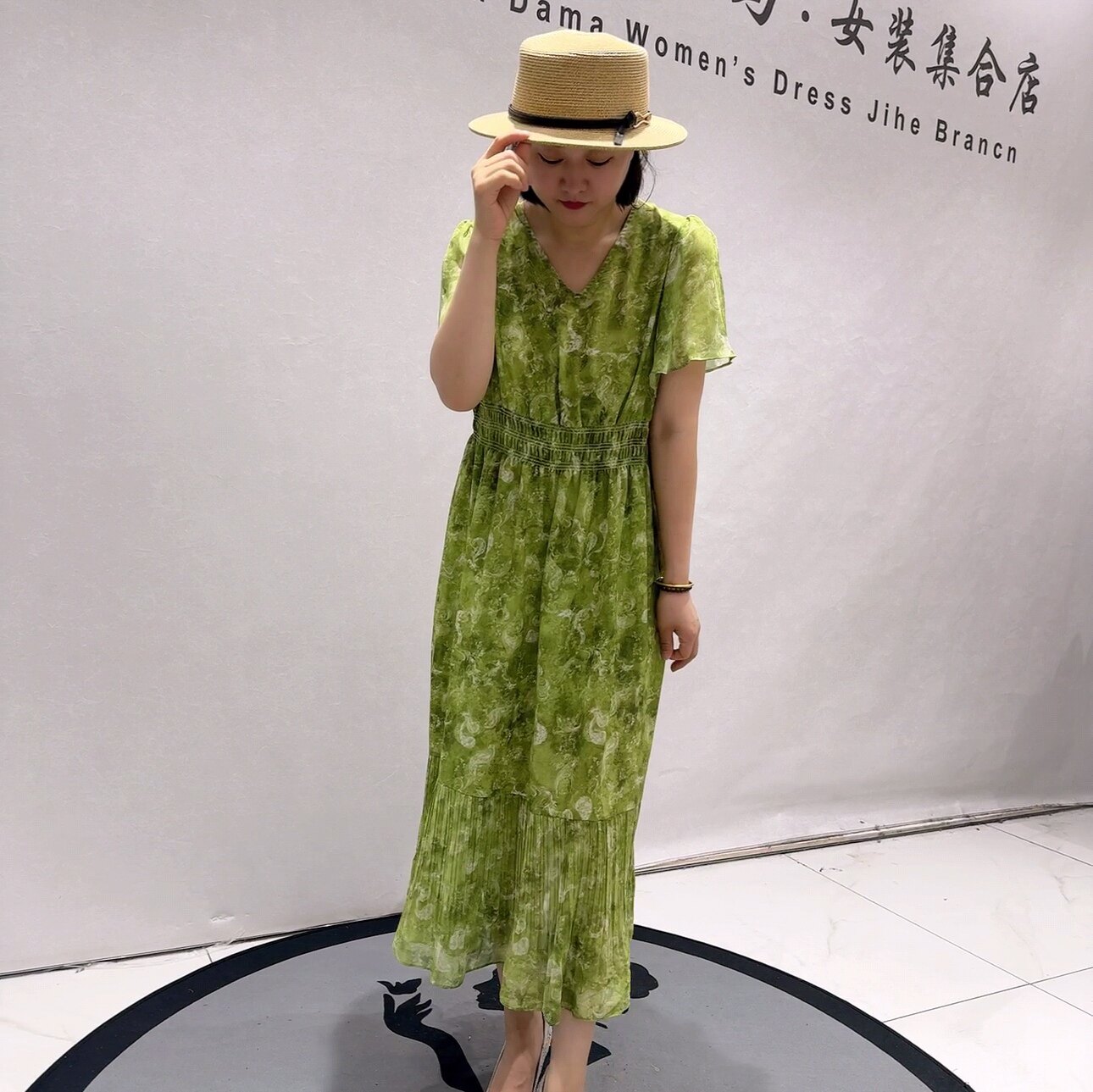 31186女权贵族夏款新品v领打揽设计褶皱底边单层连衣裙加大码女装
