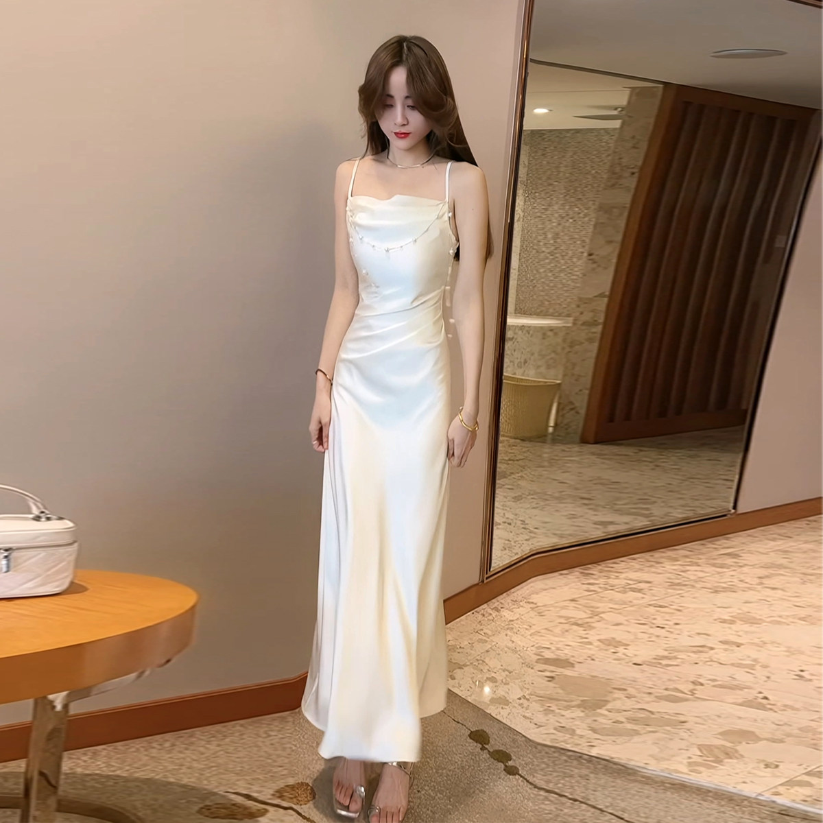 缎面吊带洋装女夏季裙子2026新款今年流行爆款气质收腰包臀长裙