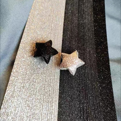 成品幸运星许愿瓶折好的五角星