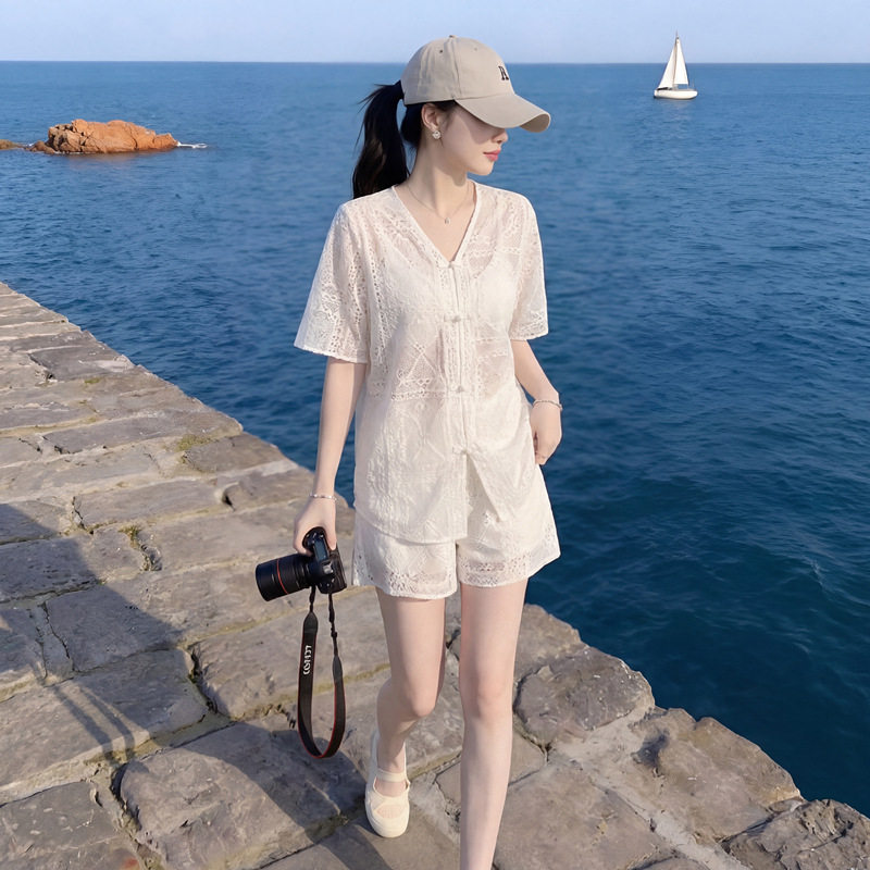 巨好看的运动套装女夏温柔风蕾丝勾花衬衫短裤休闲减龄两件套薄款
