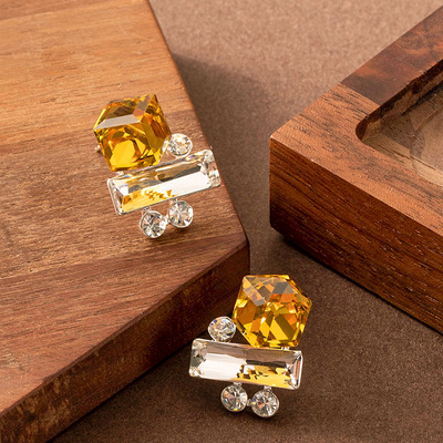 韩版精致镶钻方糖玻璃水晶耳钉