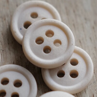 棉主材质仙鹤白四孔简洁纽扣