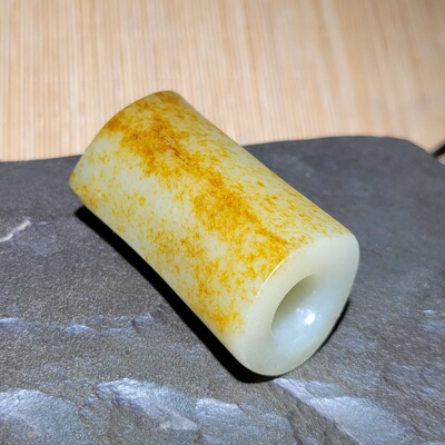 C022704新疆的猫115.5克老气洒金皮错铜圈骨节造型和田玉把件