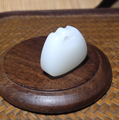 YQ021002 新疆的猫14.5克糯如油脂洁净和田玉且末羊脂玉白锁挂坠