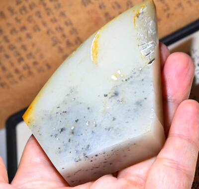 新疆的猫JJ102322  188.5克，玉质油润的白玉底点墨籽料切块