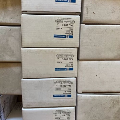 XAL-B02C 施耐德2孔按钮盒 库存100个左右咨询维修