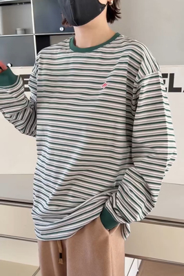 妍西家 诗歌兰女装25冬款12552时尚绿色圆领宽松条纹T恤打底衫女
