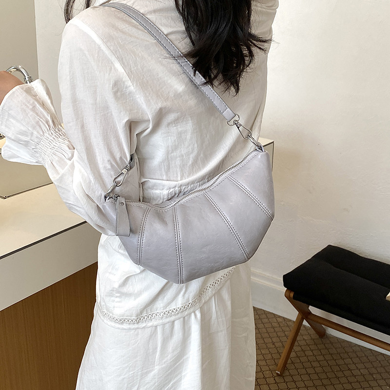 时尚荔枝纹牛角包女2026新款简约休闲单肩斜挎包高级感大容量日韩