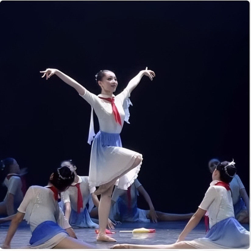 儿童合唱服演出服少儿舞蹈裙女童服飘扬的红领巾舞蹈服儿童舞蹈裙