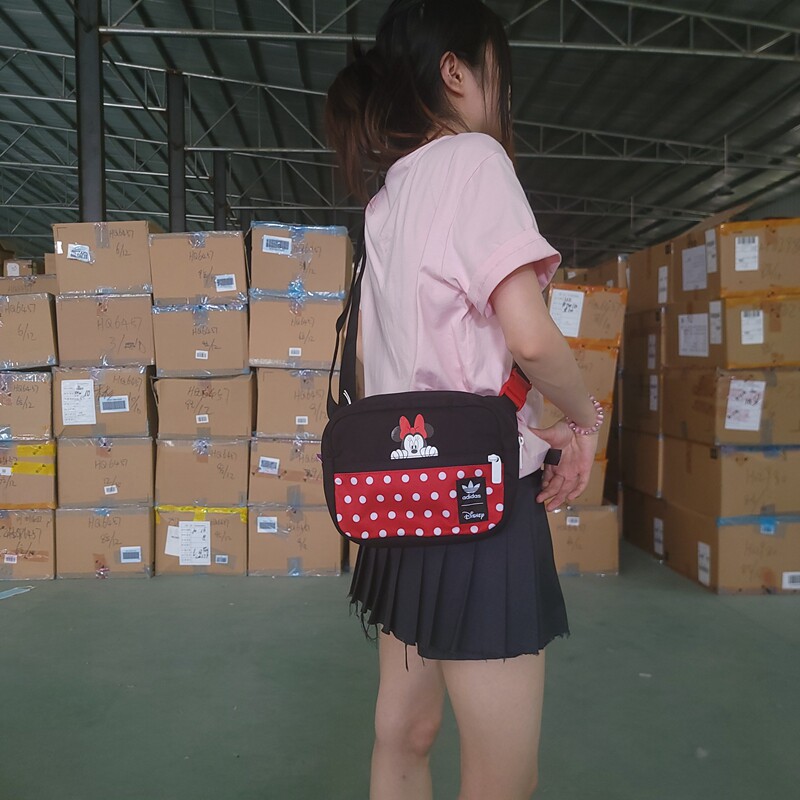 Adidas 三叶草 儿童迪士尼联名运动休闲斜跨包拎包单肩包 GN3228
