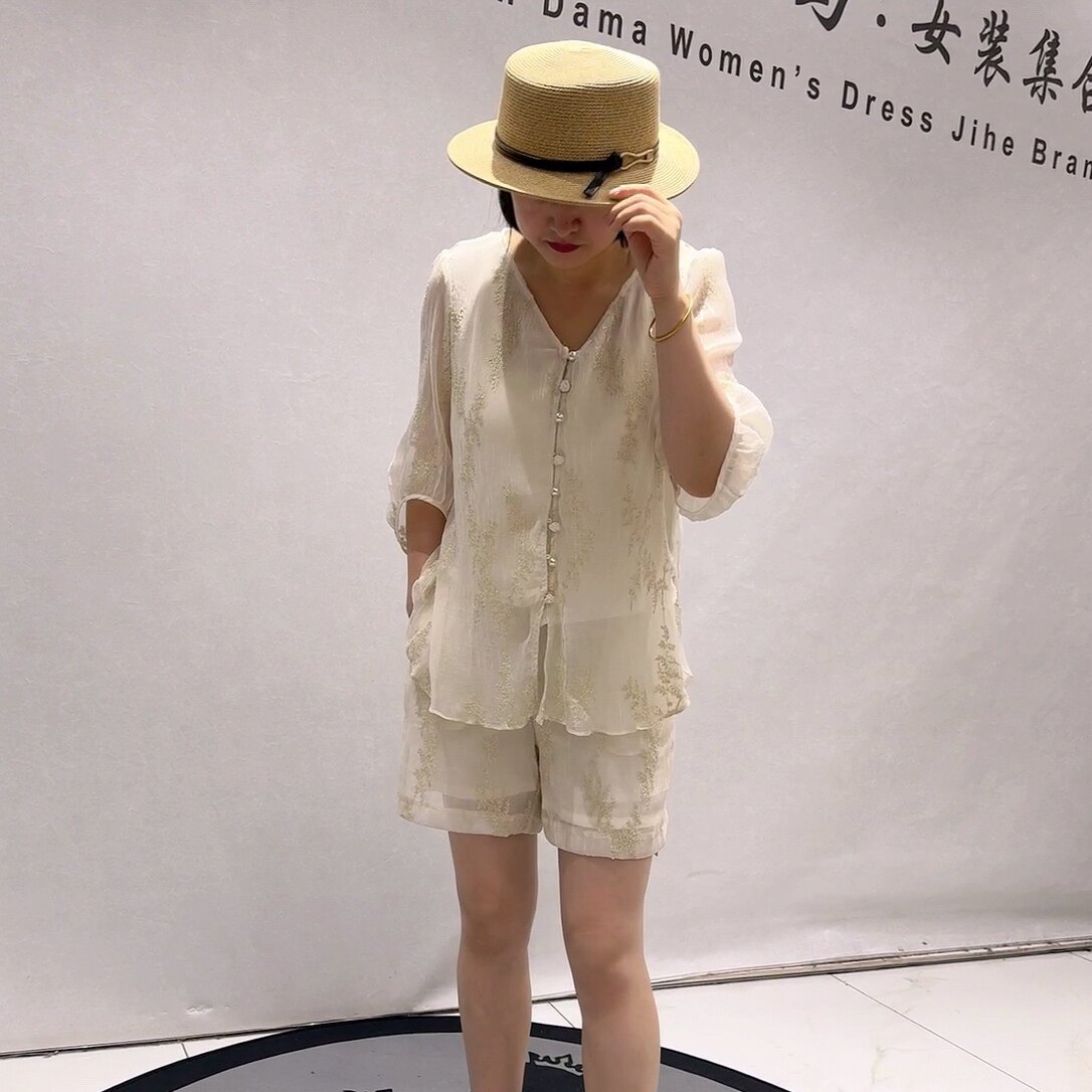 31167女权贵族夏款新品v领上衣搭配松紧腰短裤高级感烫金两件套