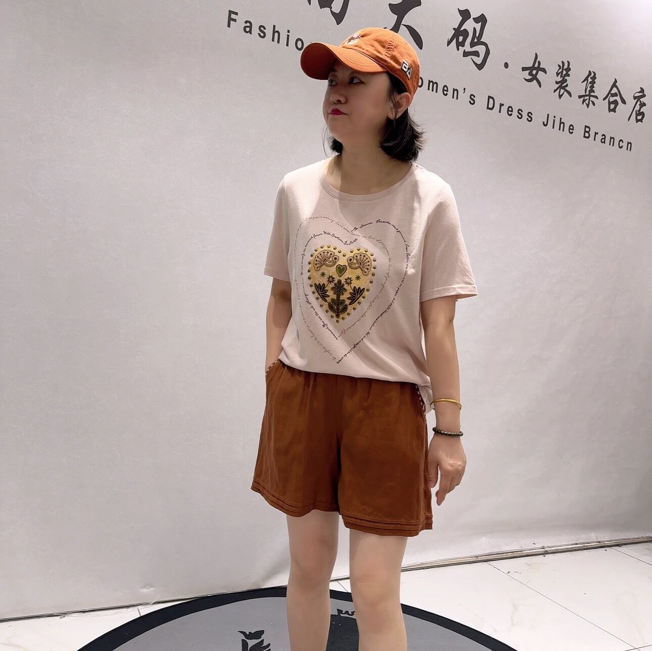 8139芮娜依莲夏款新品刺绣图案减龄舒适百搭短袖T恤衫加大码女装