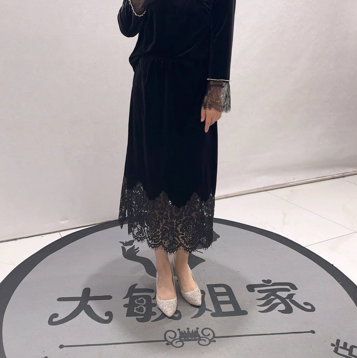 3676芮娜依莲秋款新品醋酸丝绒拼接蕾丝侧边开衩半身裙加大码女装