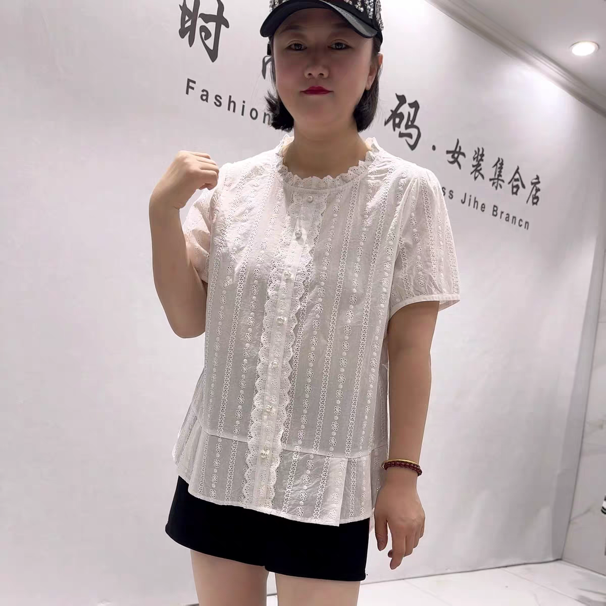 5701芮娜依莲初夏新品棉布镂花面料简约减龄短袖上衣加大码女装