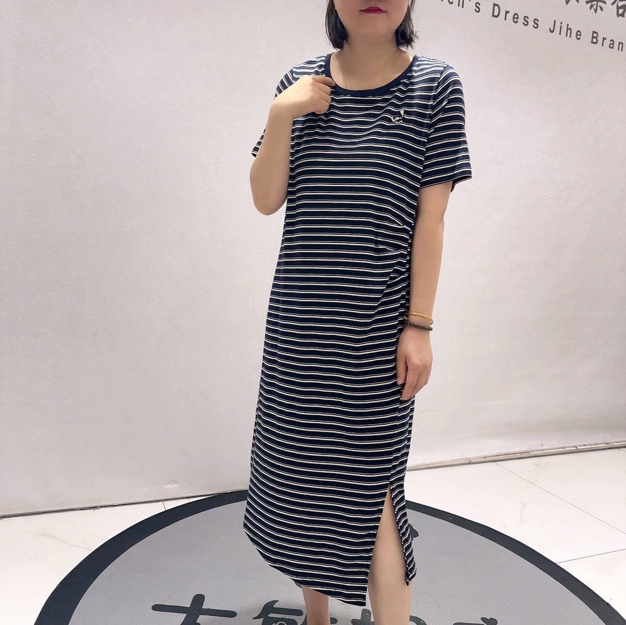 8143芮娜依莲夏款新品底边开衩时尚显瘦减龄条纹连衣裙加大码女装