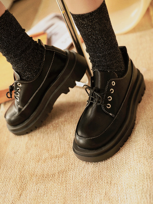 青年小皮鞋做旧复古风