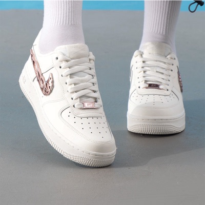 Nike女AIRFORCE1镂金属钩运动鞋