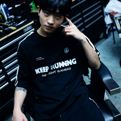 CHIUMOOK KEEP RUNNING 肩袖杠插复古支宽松休闲圆领短袖潮流