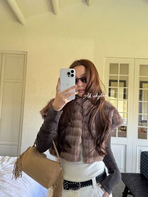 AKskylan竖纹仿皮草披肩小斗篷女2026秋冬设计感叠穿无袖短款外套