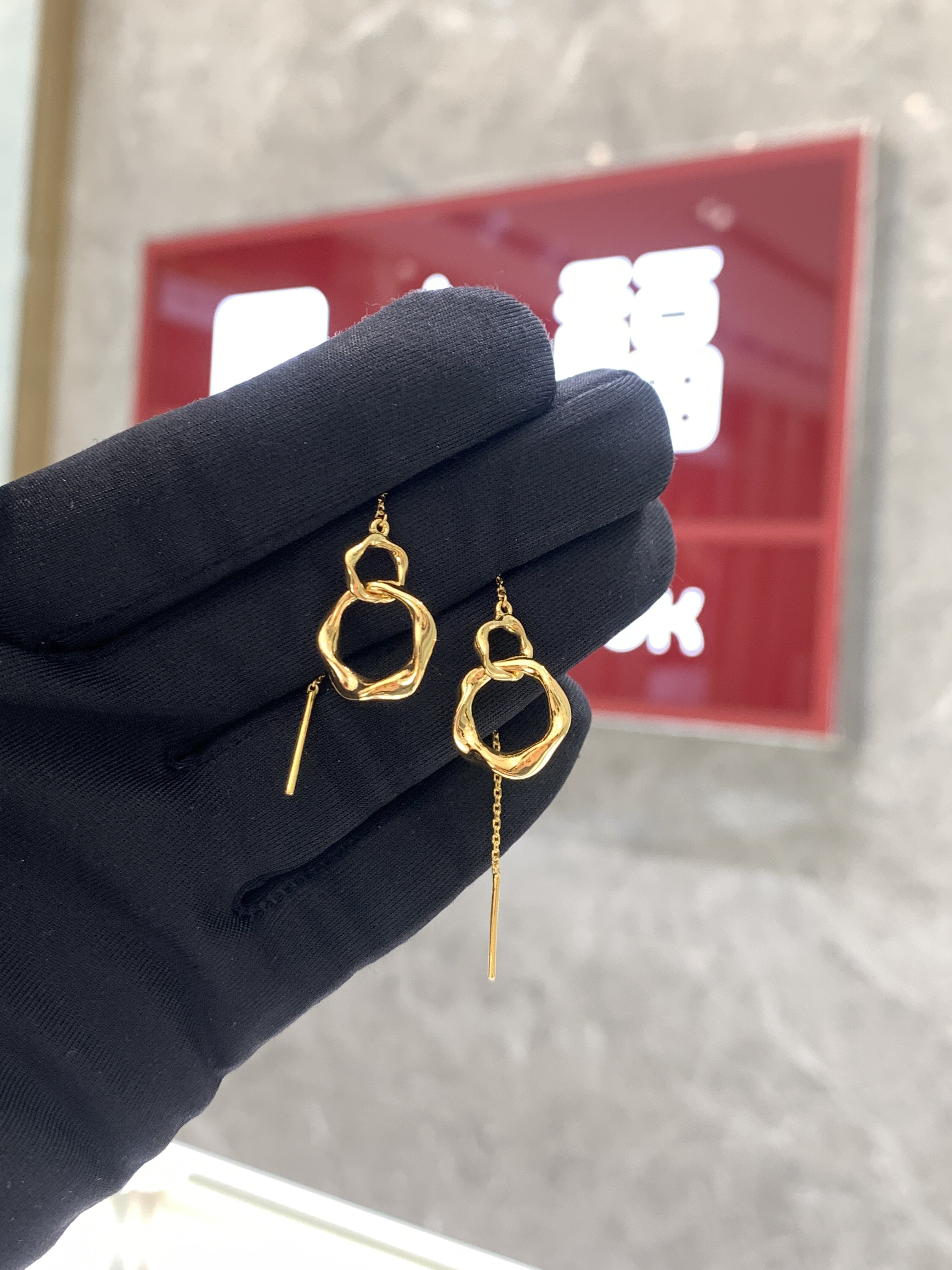 周大福代购 新款环环相扣不规则双环足金黄金耳饰 正品定价R36125