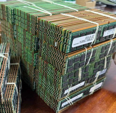 SK HMCG88AGBRA623N  32G 2R*8 PC5-5600频率 内存条